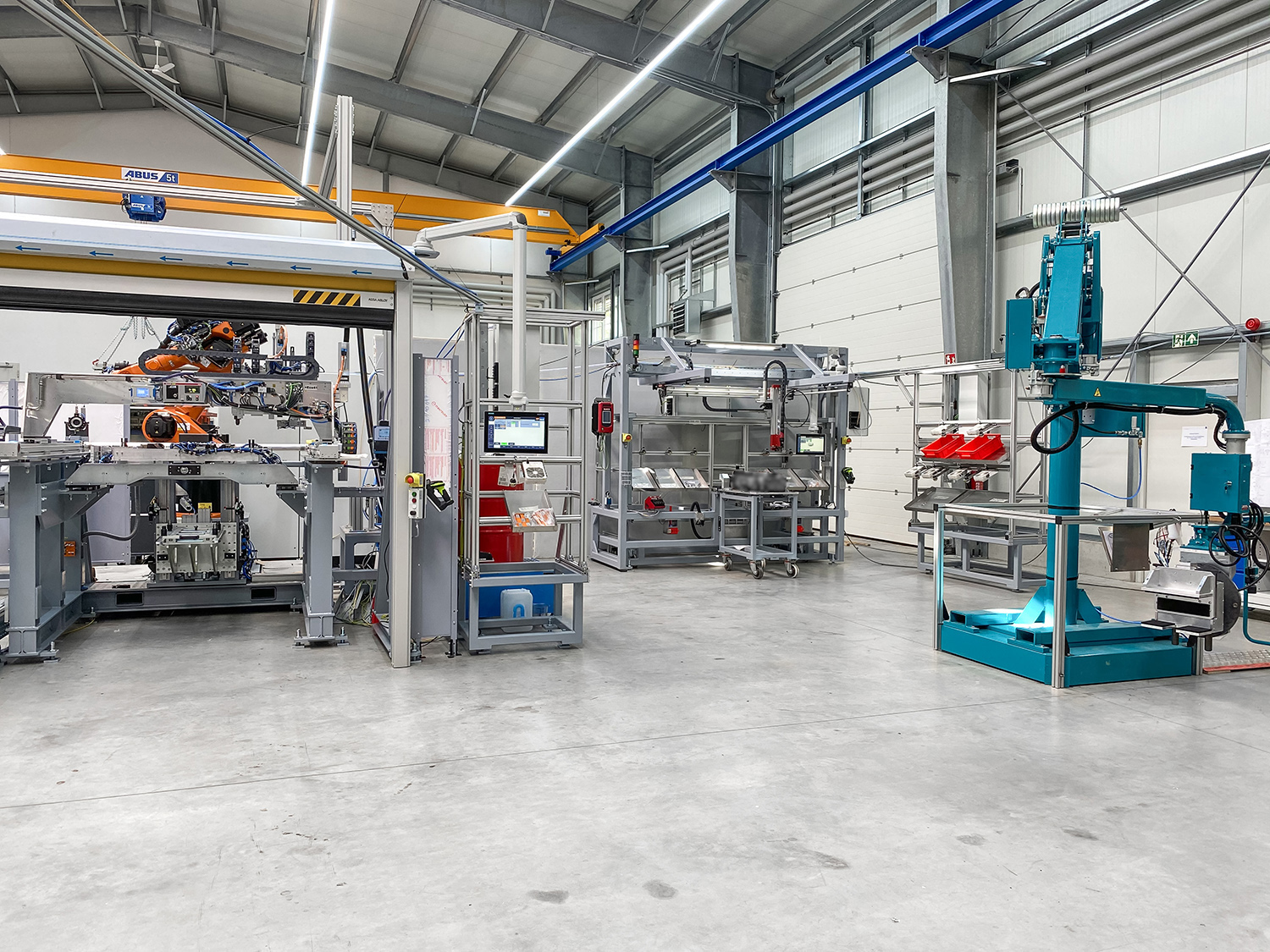 Flexible assembly line for small series production of battery systems ...